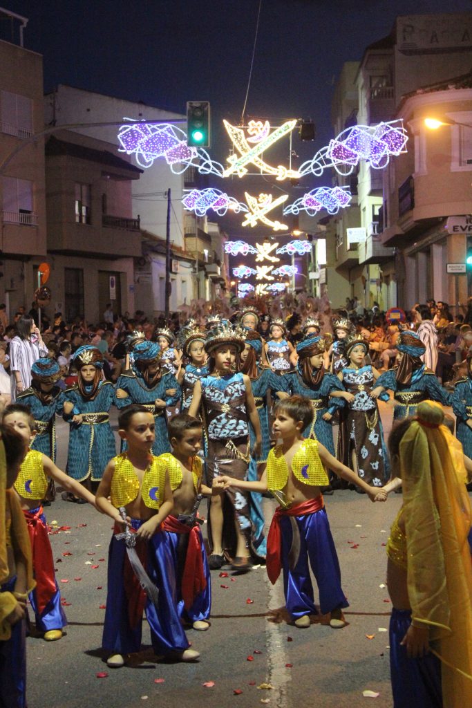 Las fiestas de Rojales terminan con uno de los desfiles de Moros y ...