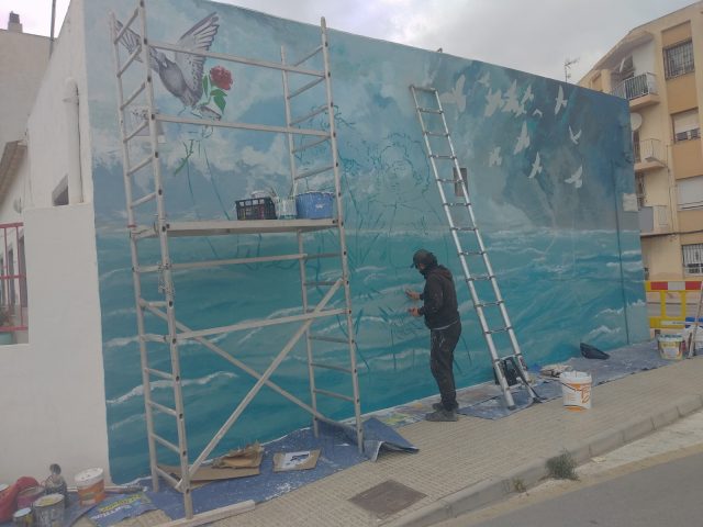 Rojales abre los actos del 8-M con la creación de un mural de 32 metros cuadrados en homenaje a ...